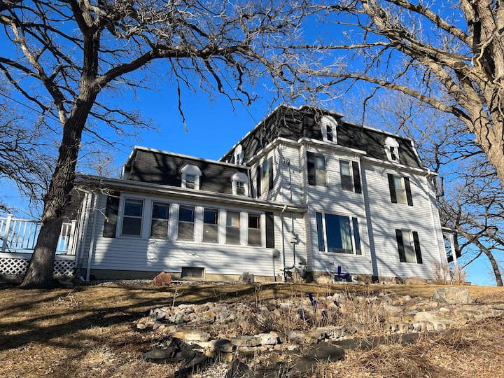 Historic Oaks House Restored W/10 Brs, 4.5 Baths Sitting On 2 Acres Of Oak Trees - Clear Lake, IA