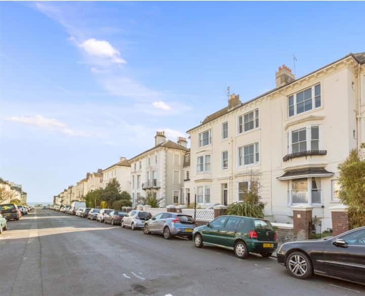 Modern Beachside Apartment - Hove
