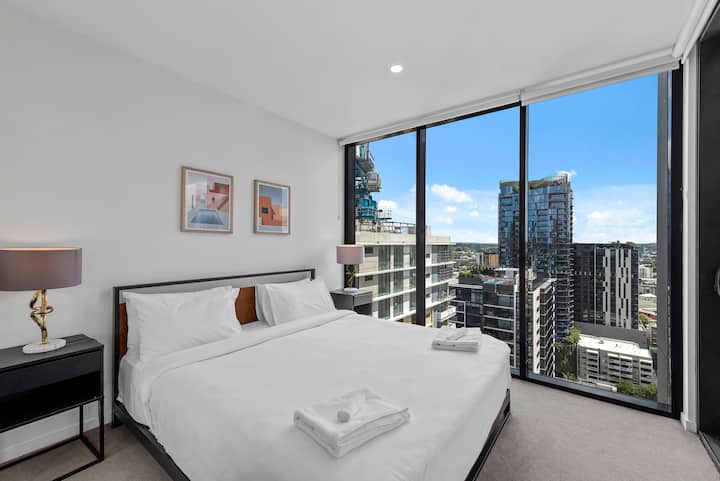 King Bed, Mountain Views & Best Southbank Location - Australia