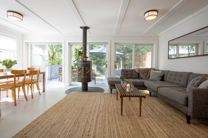 Chic Mid-century Retreat In Lakeside Neighborhood - Shelburne, VT