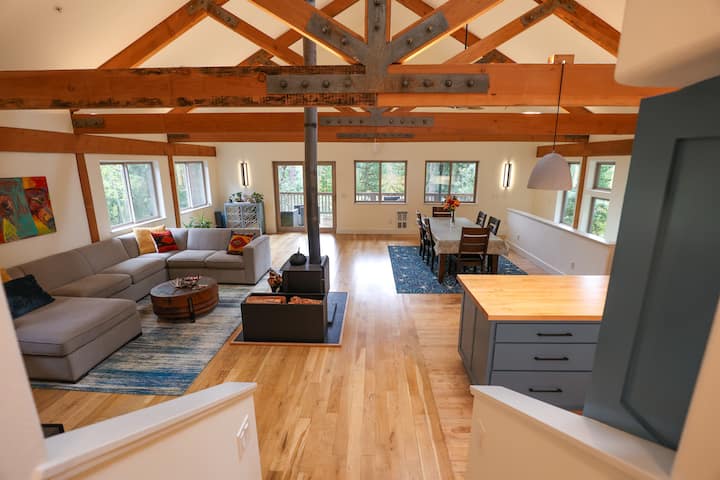 Views, Privacy & Gourmet Kitchen In S. Eugene - Eugene, OR