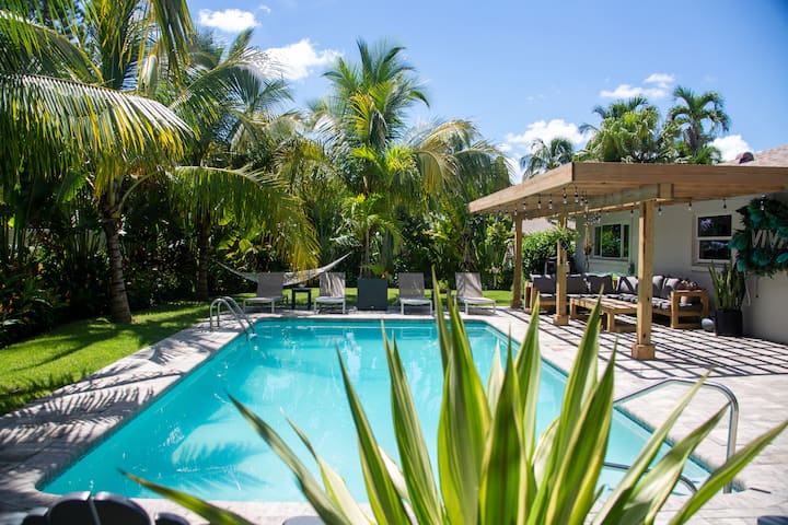 Luxury Coastal Florida Estate With Pool - Fort Myers, FL