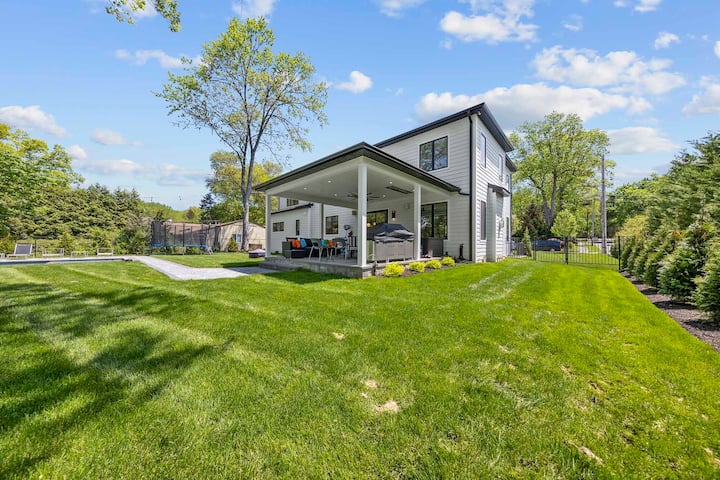 Truly Amazing 6-br With Pool And Covered Patio. - Long Island, NY