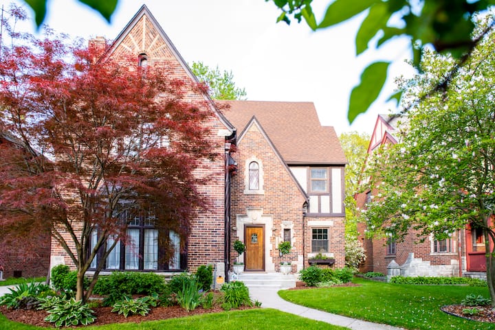 Whole Home 5+ Beds Restored Tudor W/pool Table/bar - Detroit