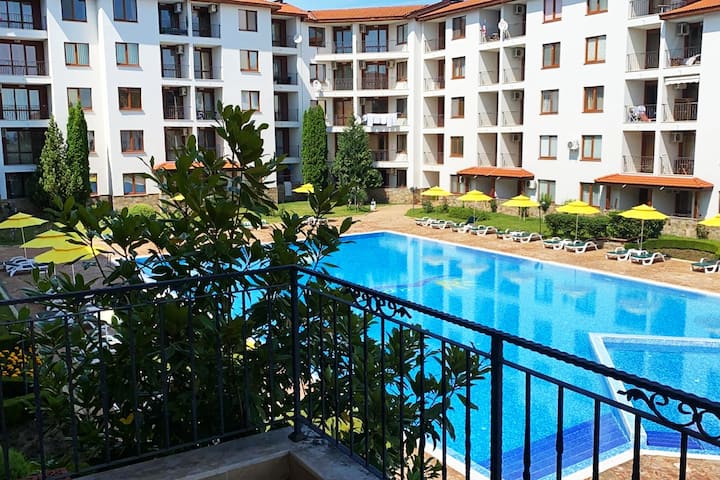 Lovely 3 Room Apartment With Private Pool - Nessebar