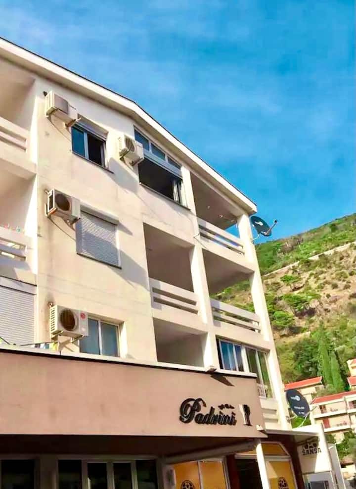 Modern & Mediterranean Home ☀︎ 2 Min Walk To Beach - Budva