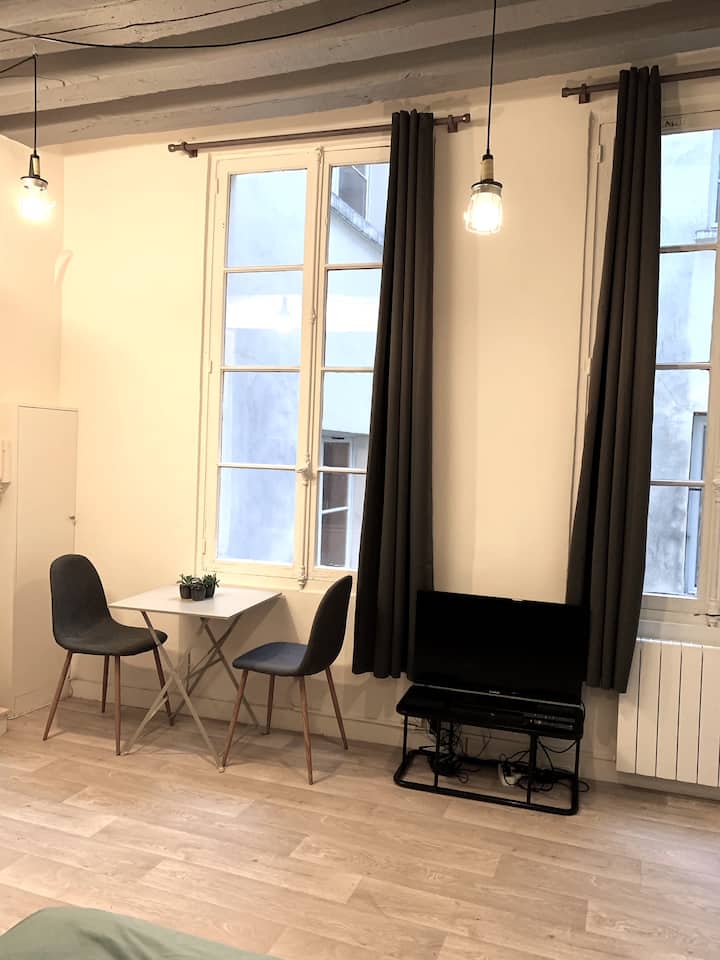 Cosy And Quiet Studio In Le Marais - París