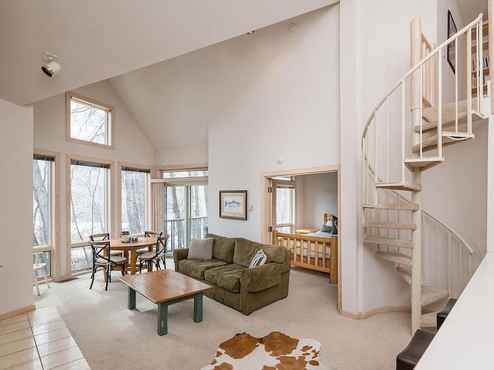 Lovely 3 Br Creekside Sun Valley Condo - Sun Valley, ID