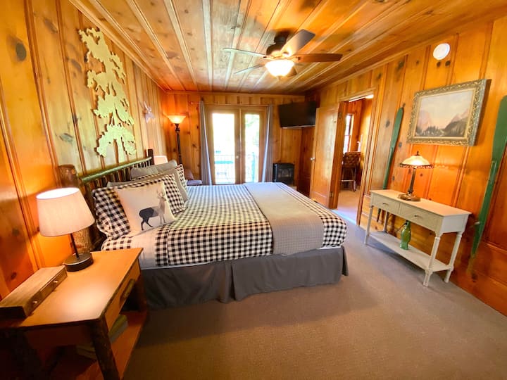 Riverside Mountain Lodge - 7 - King Kitchenette - Downieville, CA