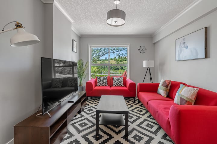 ★Vibrant Stylish & Cozy Waterfront Downtown Apt.★ - Calgary