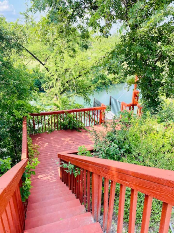 Dos Rios Retreat- Downtown Riverfront Condo - New Braunfels, TX