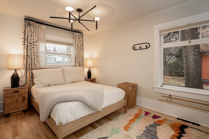 Downtown Modern Bungalow - 3br W/ Hot Tub - Bozeman, MT