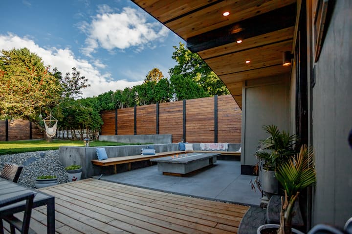 3 Bdrm Suite, Roof Top Patio Fire Table & Sauna - Kelowna