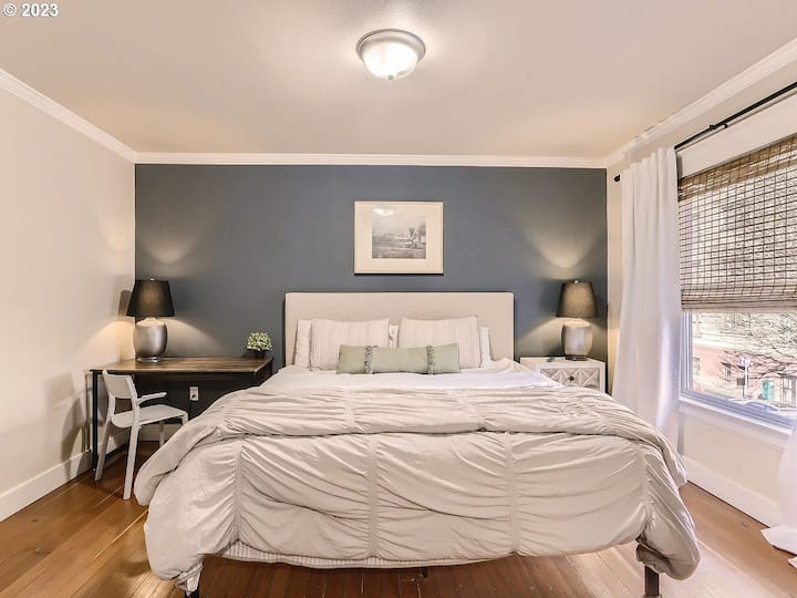 Centrally Located 1 Br Condo With King Bed & W/d - Portland, OR