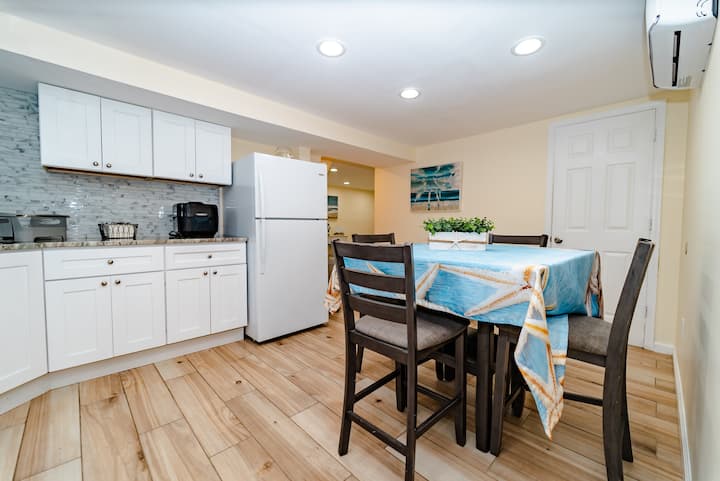 Beach Getaway For 4, 2 Blocks To Beach. Come Enjoy - Long Branch, NJ