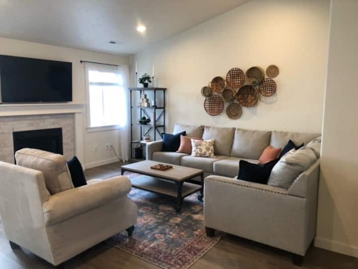 Cheerful 3 Bedroom Home - Meridian, ID