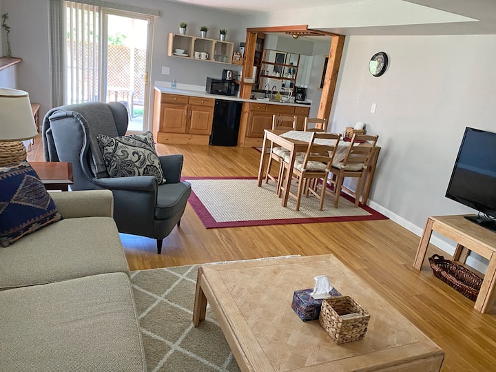 Private, Spacious, Walk-out Basement Guest Suite - Colorado Springs, CO