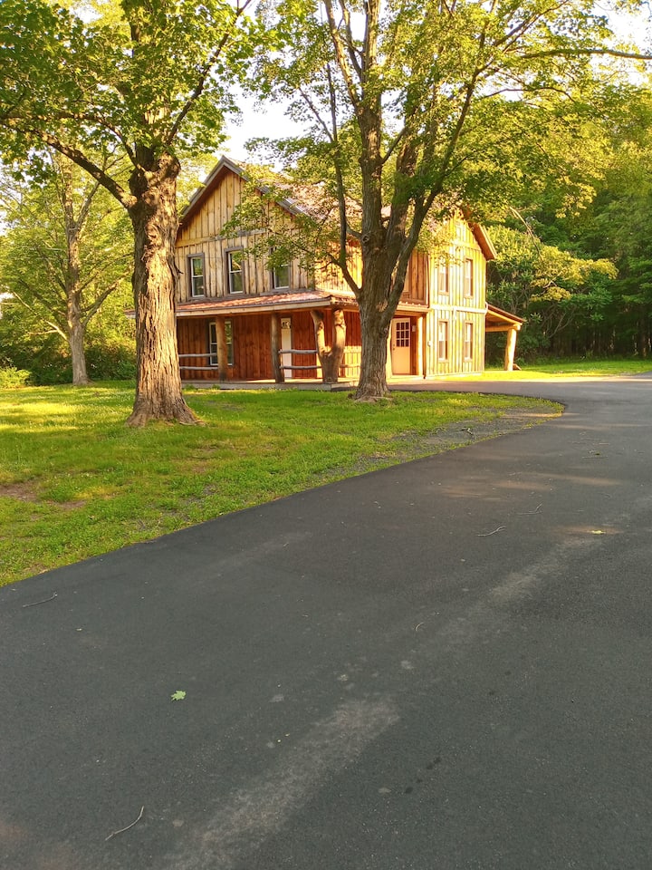 Roundtopian Retreat Cabin~ - Cairo, NY