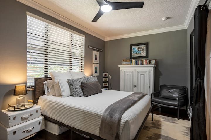 Room In Gorgeous Riverfront Pool Home W/pvt Bath - Tampa, FL