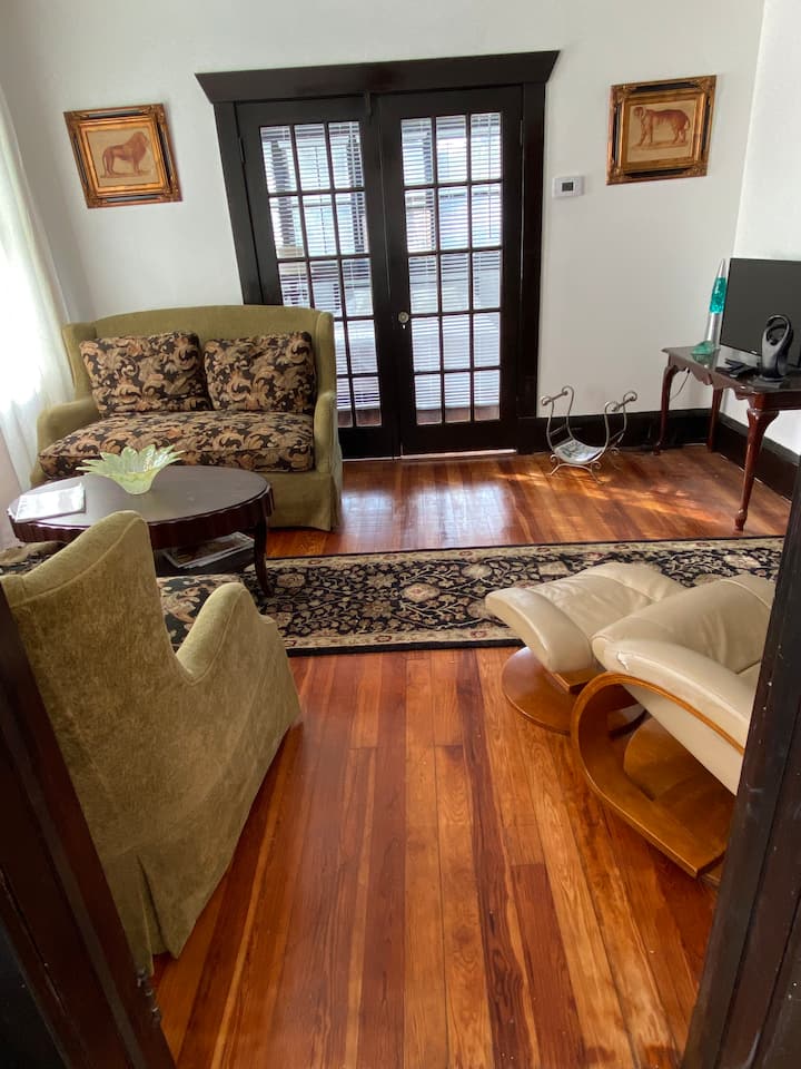 Historic 2/1 2floor Apt Sleeps 4 - DeLand, FL
