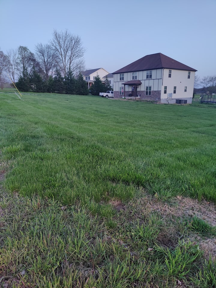 Peace And Quiet Bedroom 2 - Gallatin, TN