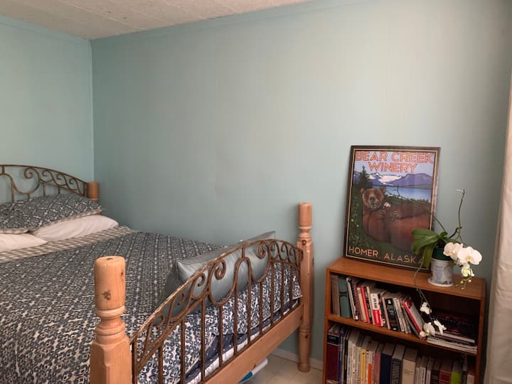 By Airport: Castle, Blue Room. - Anchorage, AK