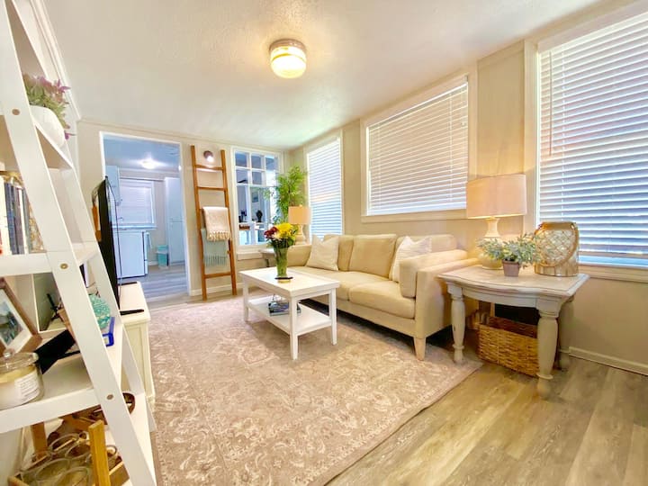 Cozy 1 Bedroom East Hill Garage Apartment - Pensacola, FL
