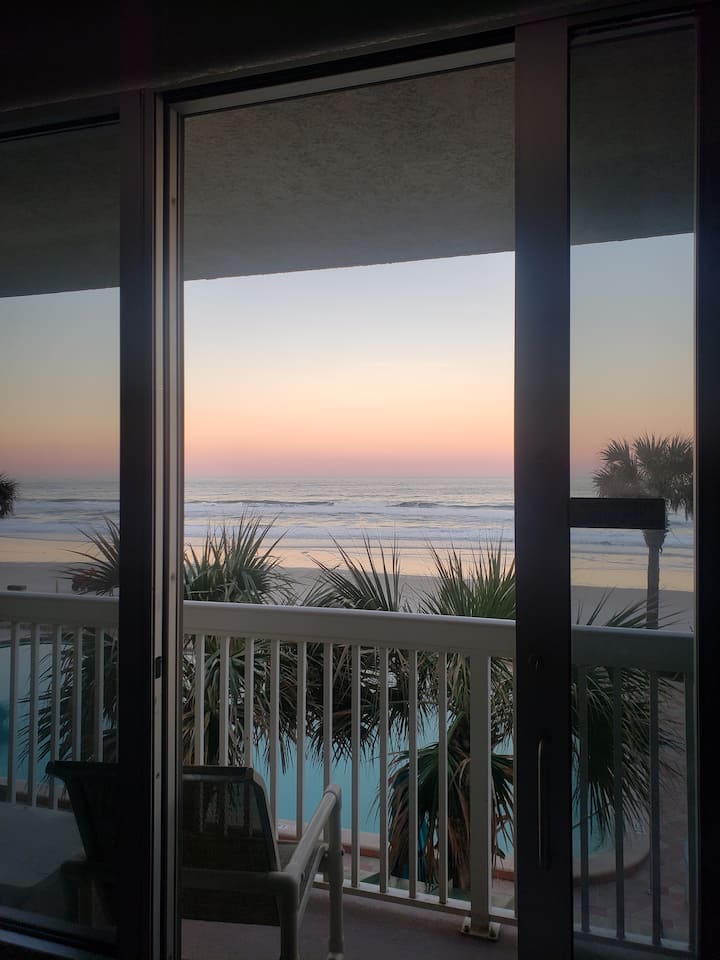 Ocean Front| King Bed| Pool View - Daytona Beach, FL