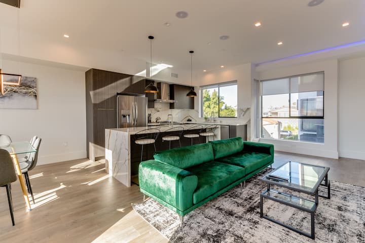 Modern 4 Bedroom Masterpiece With Rooftop Deck - Beverly Hills, CA