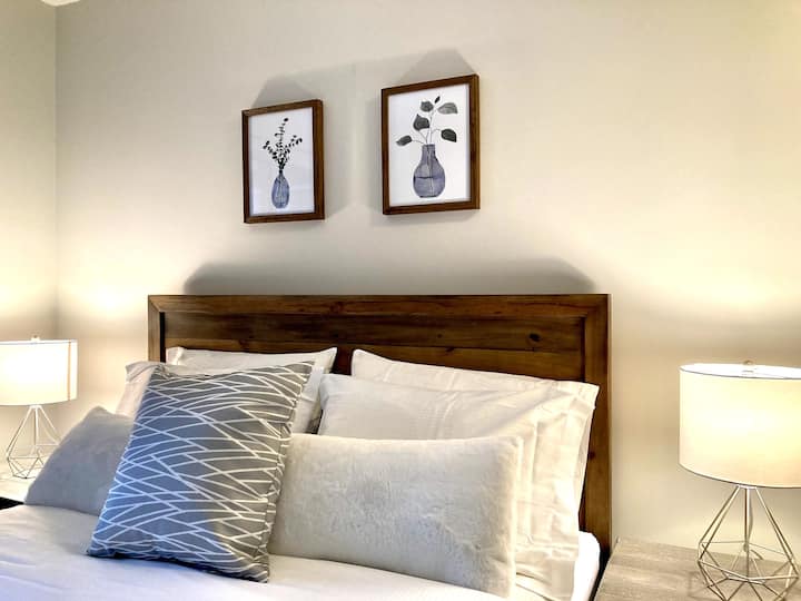 2 Bdr Ski In/out Retreat + Outdoor Hot Tub - Canada