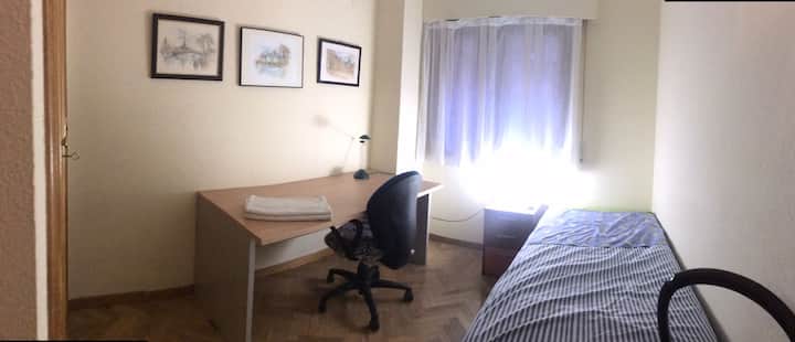 Espléndida Habitación Individual Con Escritorio - Valladolid, España