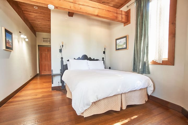 Room 2 At The Observatory Inn In Winthrop - Winthrop, WA
