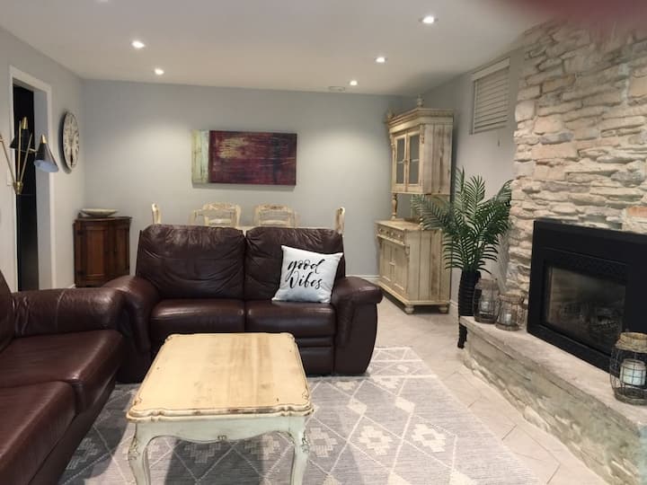 Clean & Quiet 2 Bedroom 1 Bath Suite Separ8t Entry - 