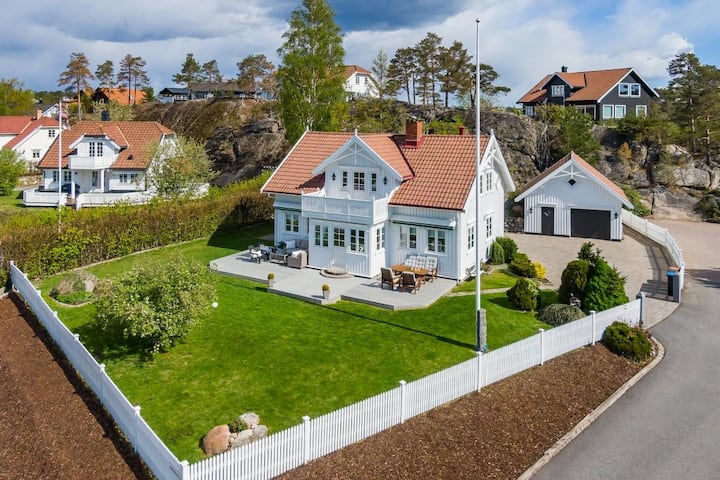 Large And Charming House By The Sea - Noorwegen