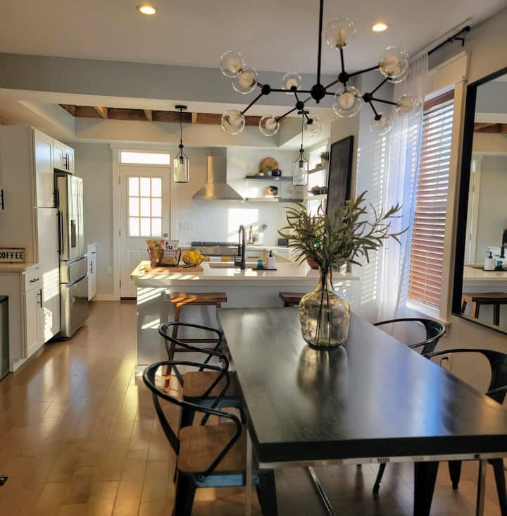 Luxury Modern 3bd/3.5bth Rowhome W/ Outdoor Lounge - Baltimore