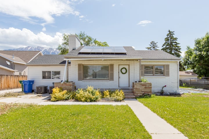 𝐜𝐨𝐳𝐲 𝐪𝐮𝐞𝐞𝐧 𝐫𝐨𝐨𝐦 - 5 Stars - Provo, UT