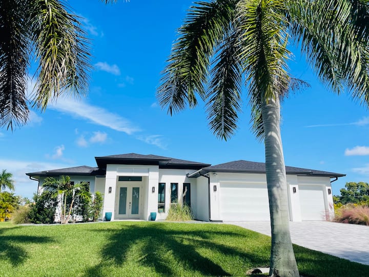 New Luxury Pool Home, Jacuzzi, Largetropical Oasis - Cape Coral, FL