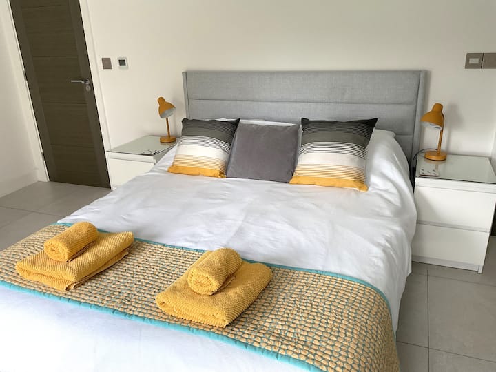 Contemporary Suite Overlooking A Lovely Garden - Milford on Sea