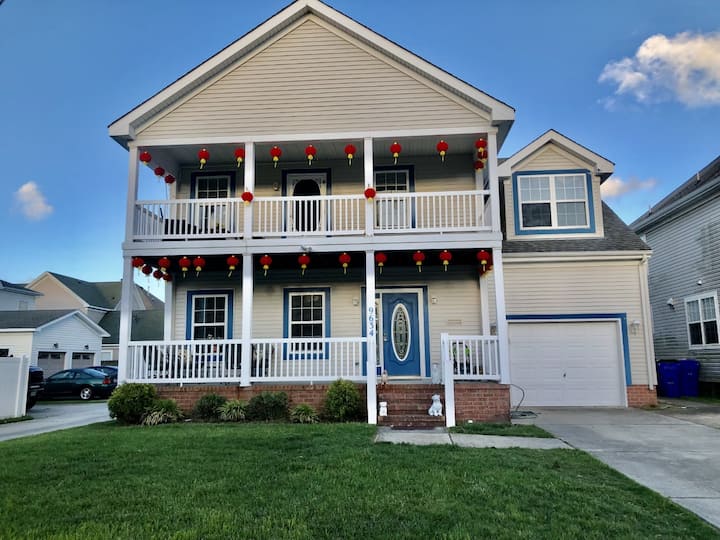 Convenient Beach Home, Beach Access Across Street - Hampton, VA