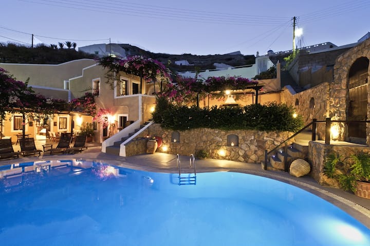Private Traditional Villa With Pool & Hot Tub - Santorini