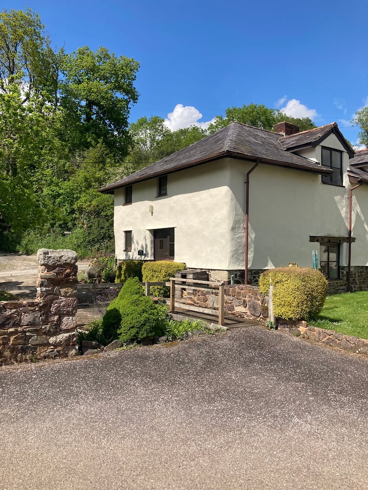 Honeysuckle Cottage, Kingsford Farm, Longdown. - Crediton