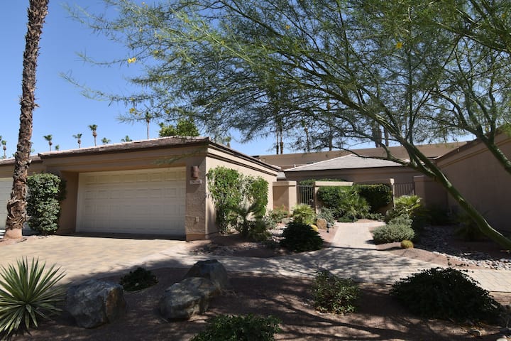 Stunning 2bd 2 Ba 1330 Sf Condo With Amenities - Palm Desert, CA