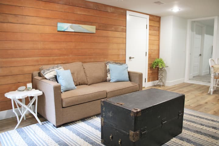 Quaint Downtown Traverse City Getaway - Traverse City, MI