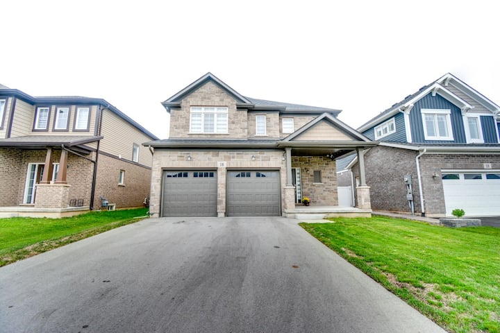 Plunge In Luxury, 4bed, 2.5 Bath - Welland