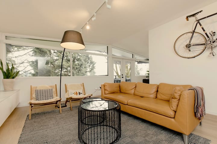 Welcome To Our Modern Home Set In Nature - Port Moody