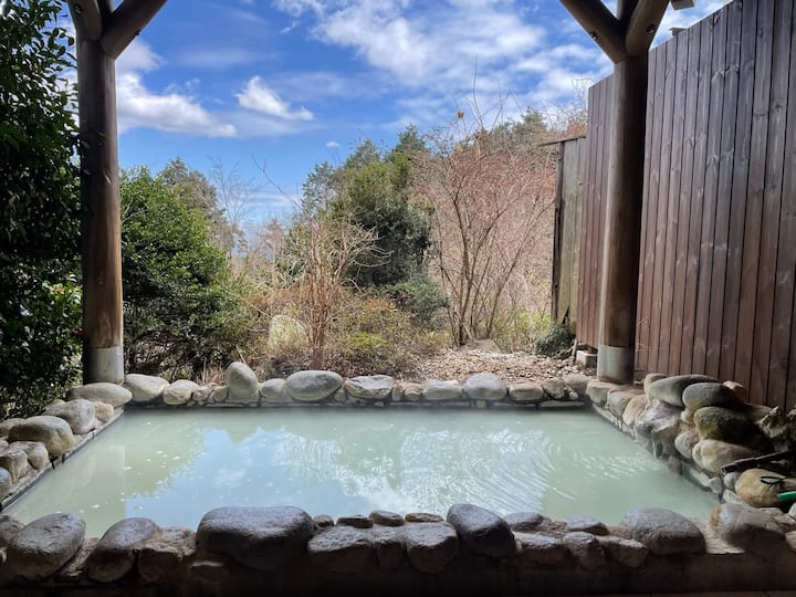 箱根銘柄の豚しゃぶと貸切露天風呂が利用できる箱根の温泉旅館 - Hakone