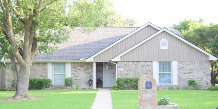 Cheerful 3/2 With Pool Table! - Temple, TX