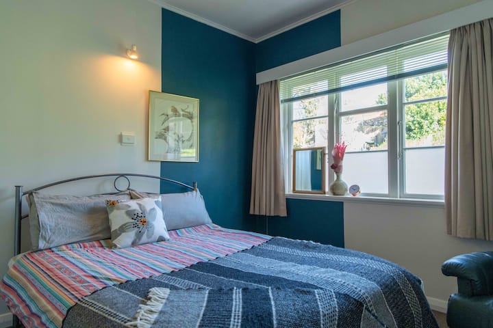 Master Bedroom With Access To All Amenities - Dunedin