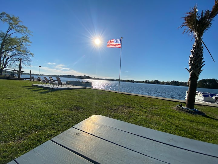 Big Tiny Home. Lake Front With Dock And Boat Ramp - Alabama