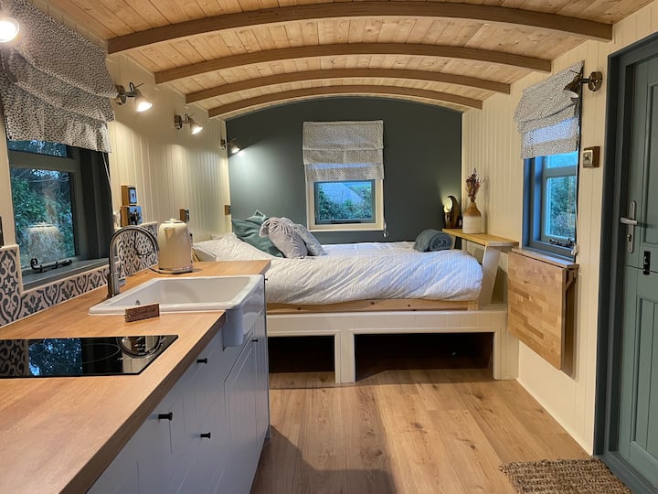 Cornwall Shepherds Hut - Hot Tub & Cosy Log Burner - St Agnes